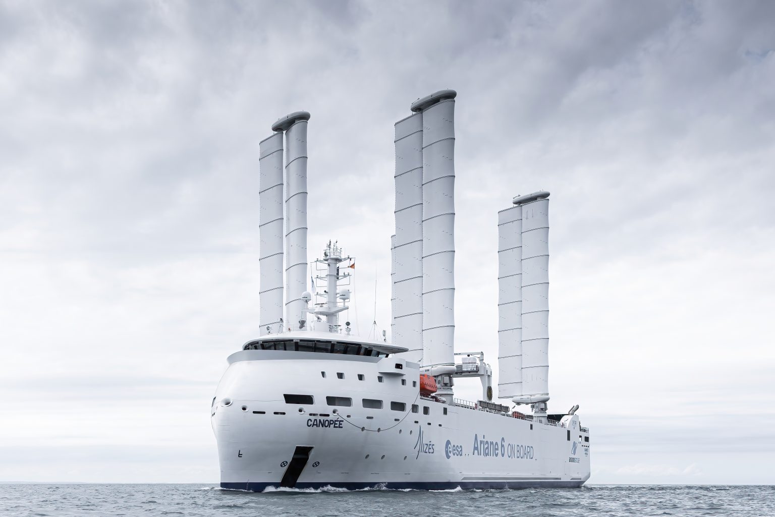 Canopée, le navire hybride conçu sur-mesure pour ArianeGroup est ...